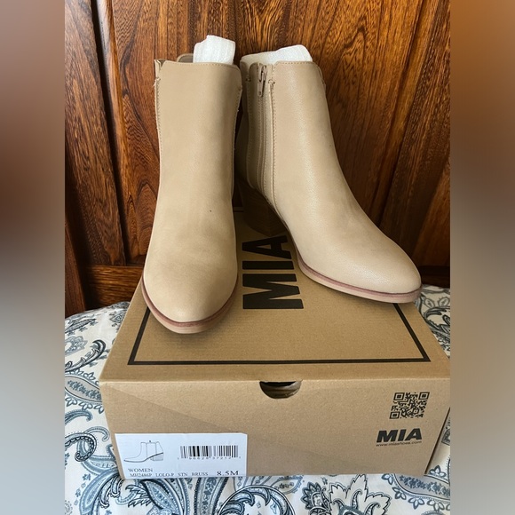 MIA | Shoes | Mia Tan Side Zipper Heeled Boots Anatomical Contour ...